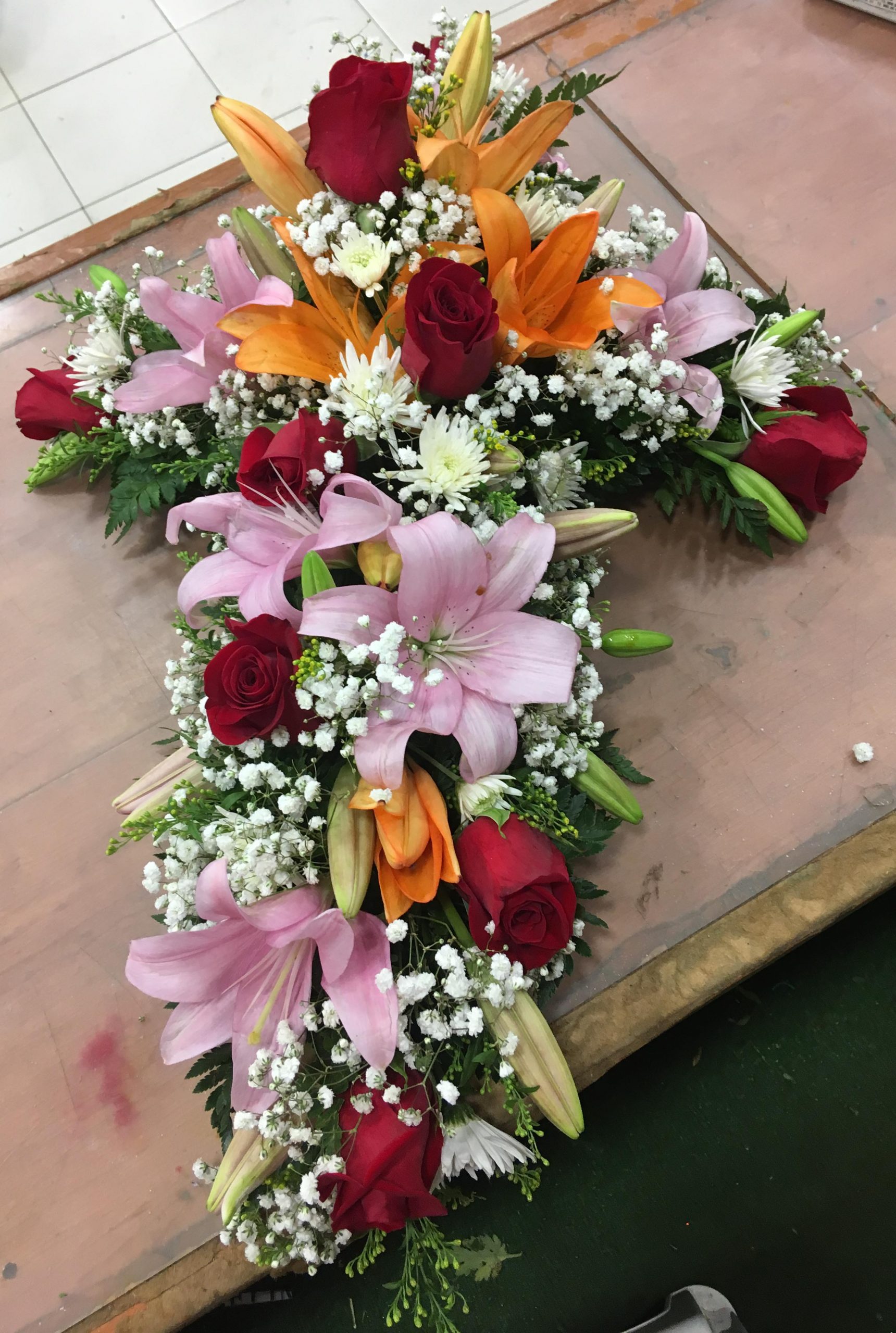 Cruz funeraria – Flores Ana Oviedo